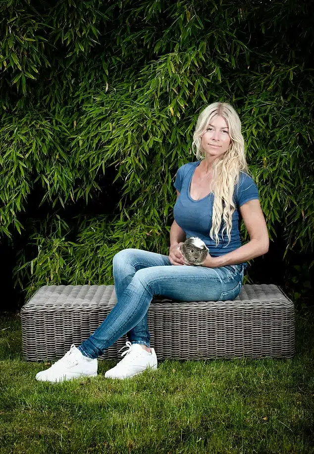 Anette Røpke I – 39 min – Dyreadfærd / telepati med dyr.